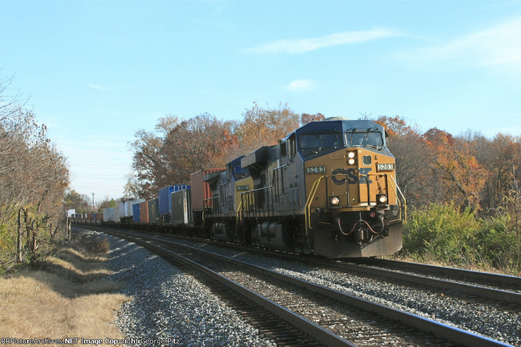 CSX 5283 and train Q031